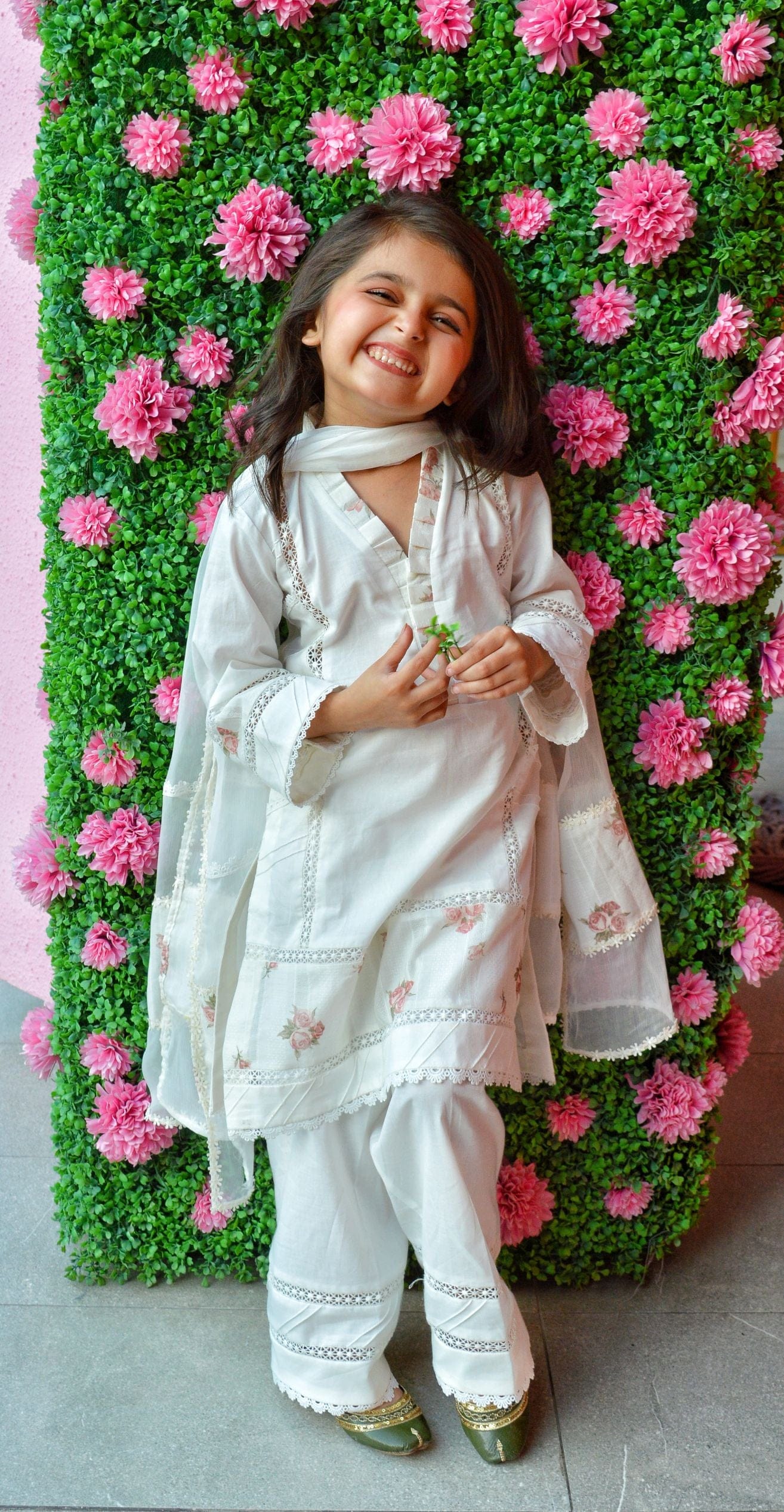 Tarkashi White Rose A – Mydrobe